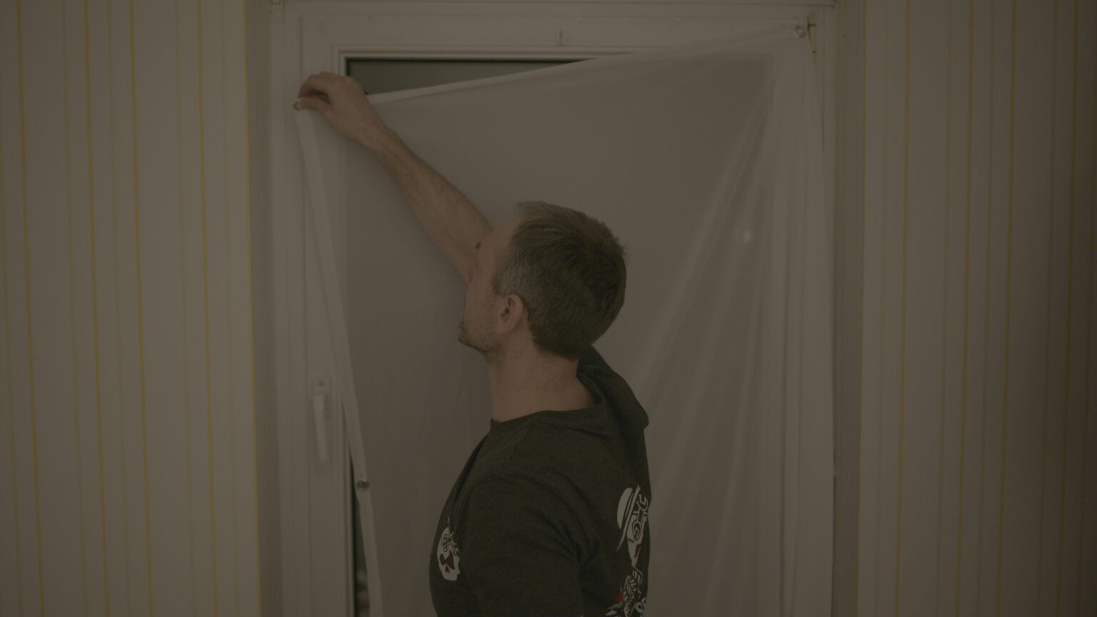 Attaching window projection material - DigitalDecorationPlayer